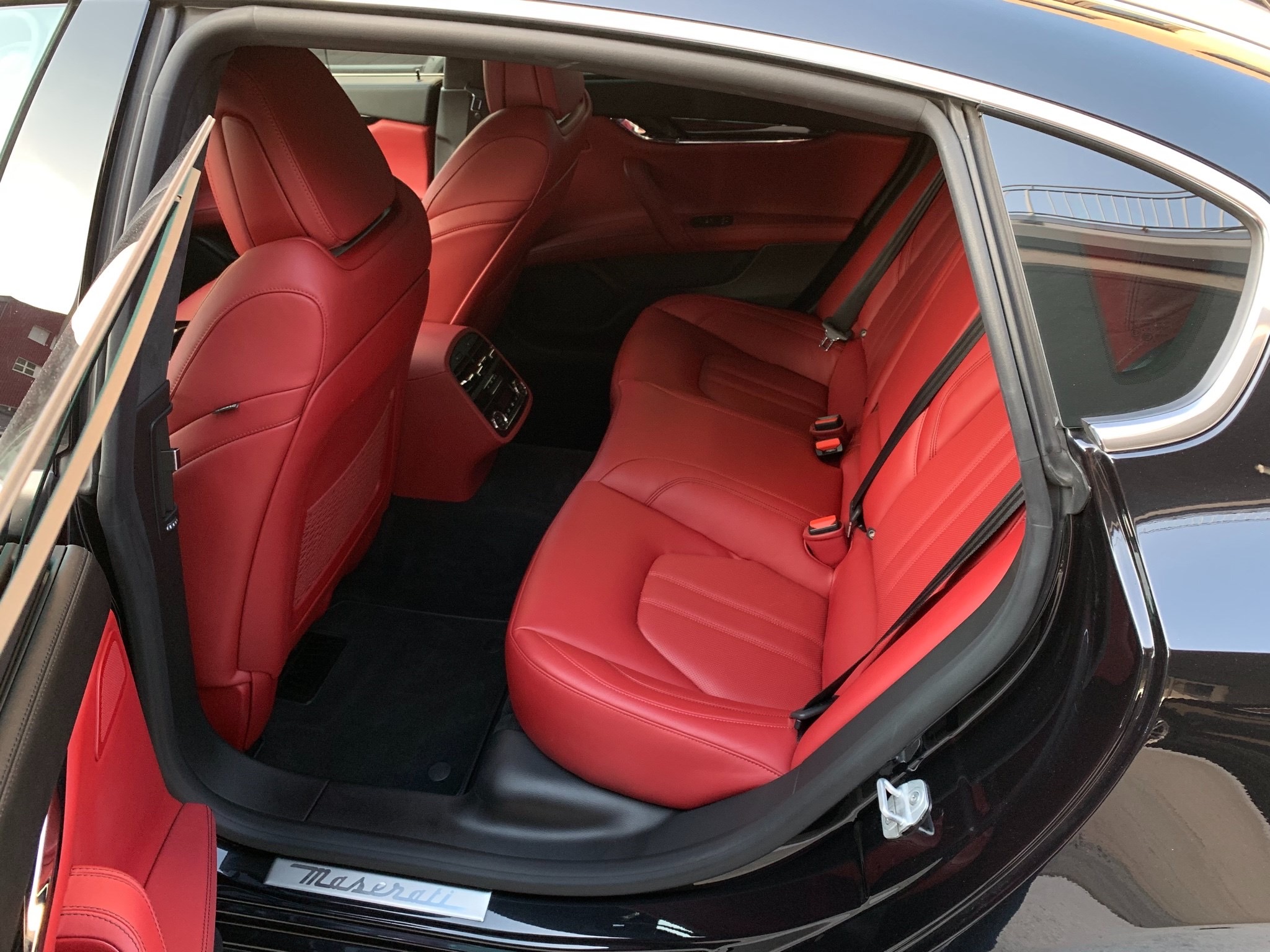 Getting around Zurich and Geneva with a chauffeured Maserati – Alpine Buses